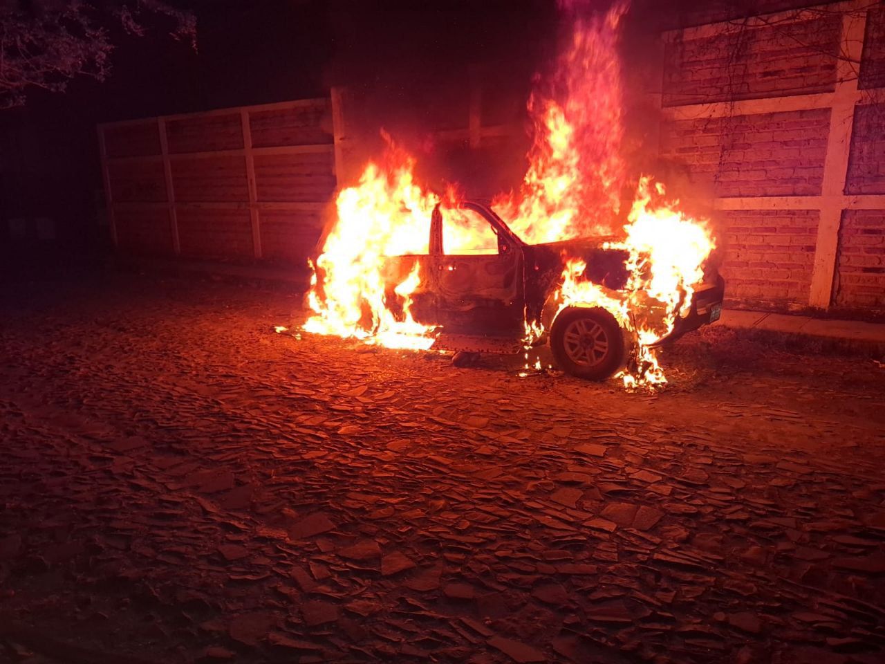 Incendio consume camioneta en la colonia Miguel Hidalgo, en Zapopan ...