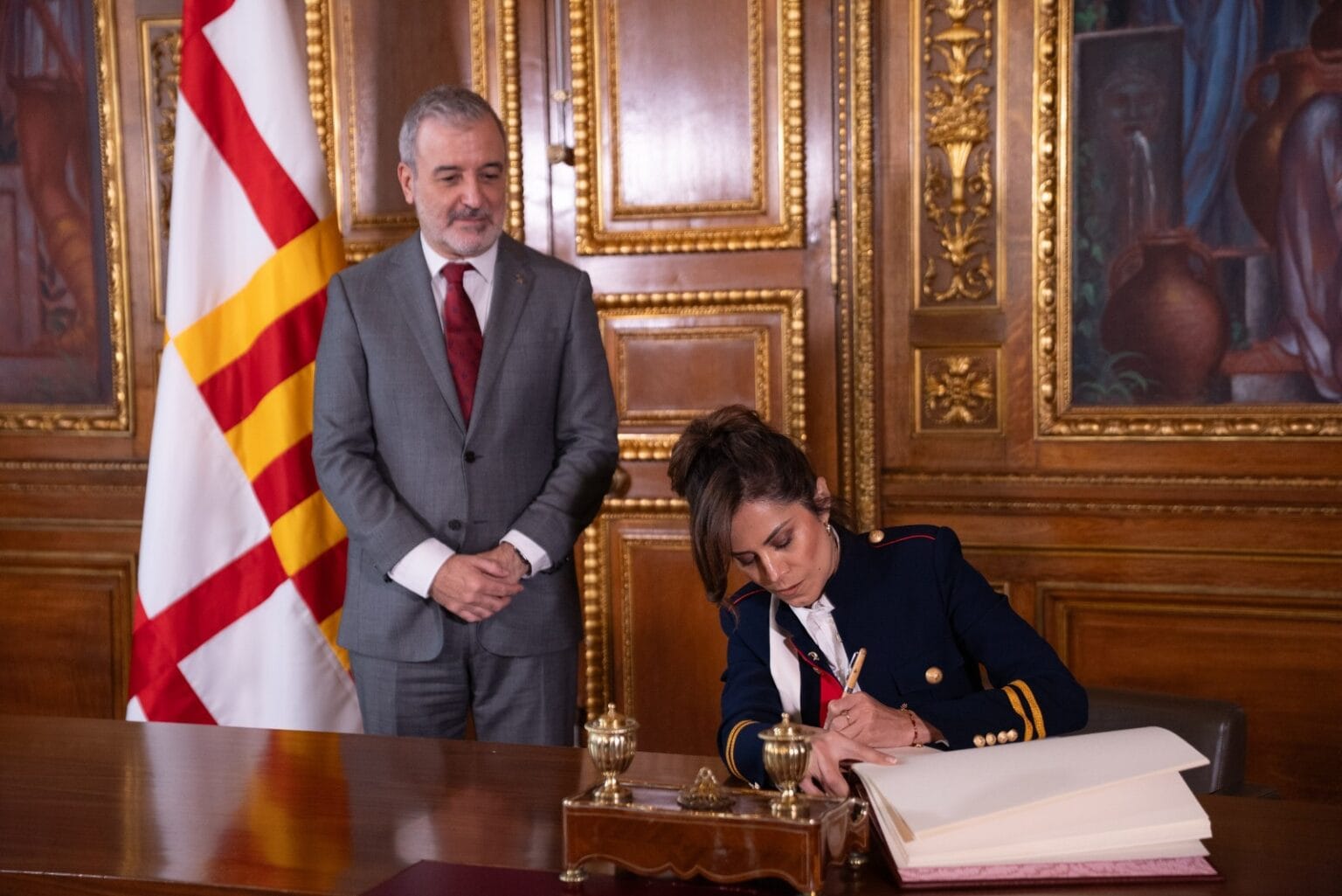 GDL fortalece lazos con Barcelona; Verónica Delgadillo firma el Libro ...